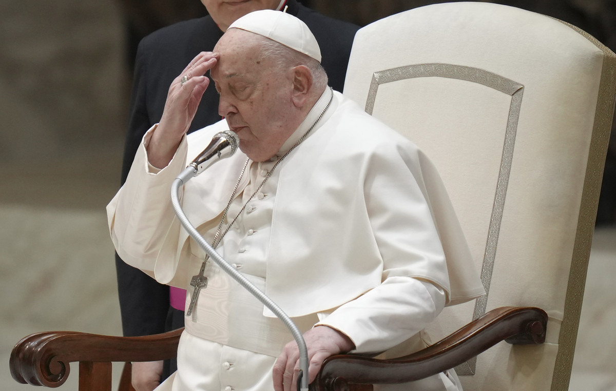 Thriller with the health of the Pope who is hospitalized with double ...