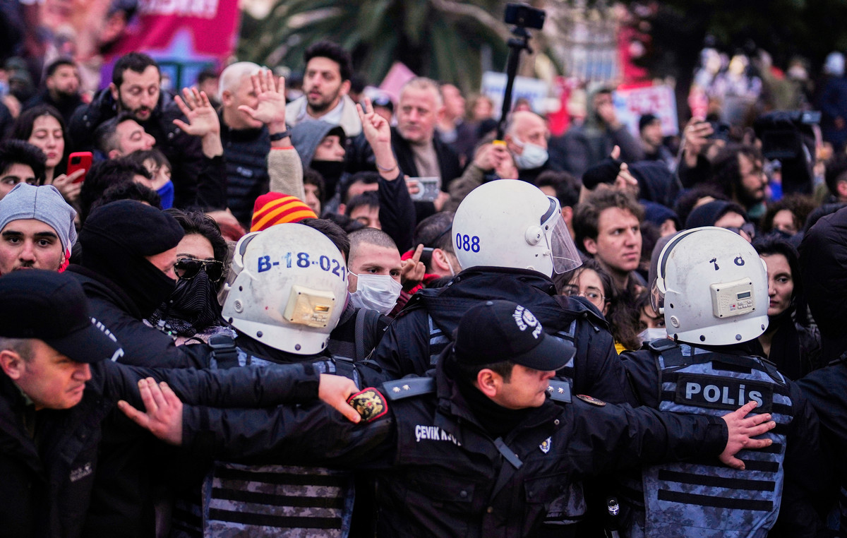 Πολιτική κρίση στην Τουρκία μετά τη σύλληψη Ιμάμογλου: Πάνοπλοι ...