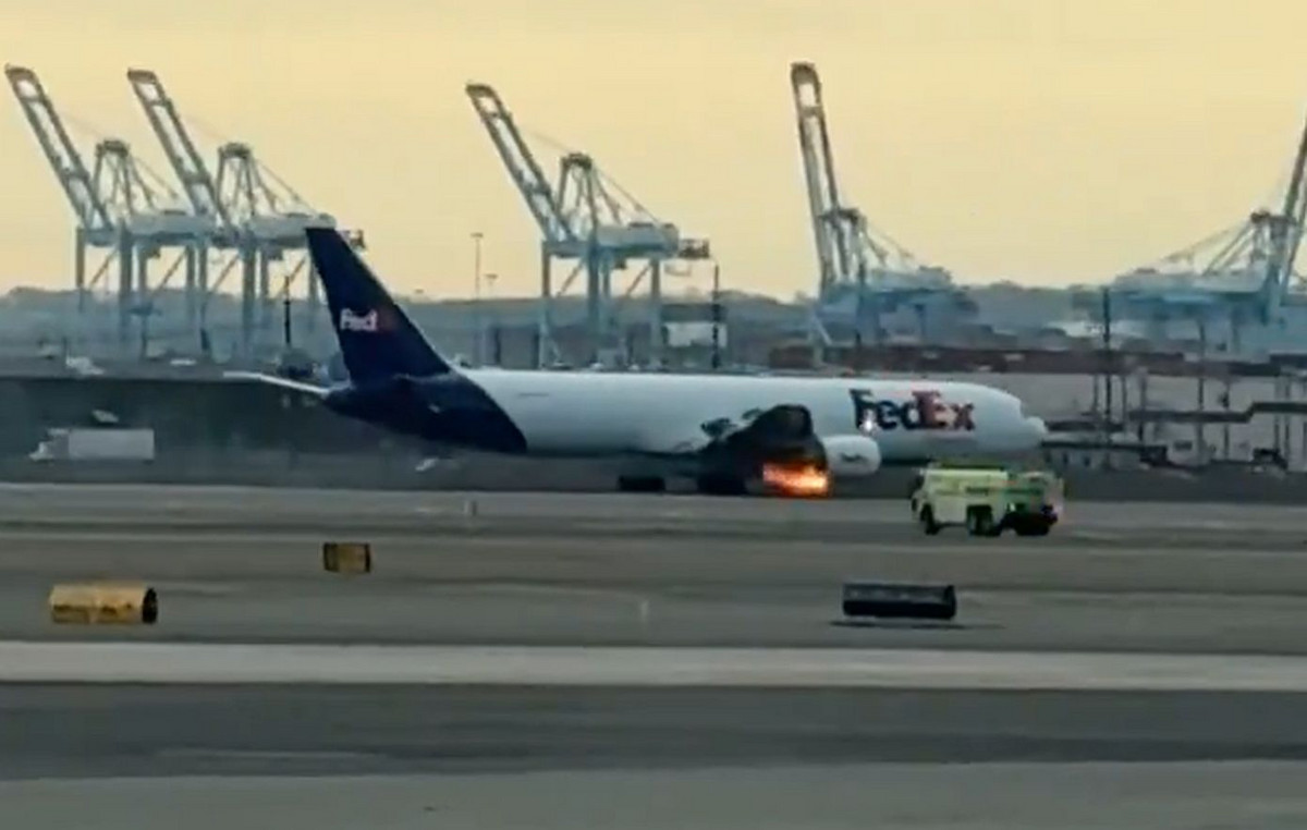 USA: FedEx Boeing 767 Aircraft Landing - World Stock Market