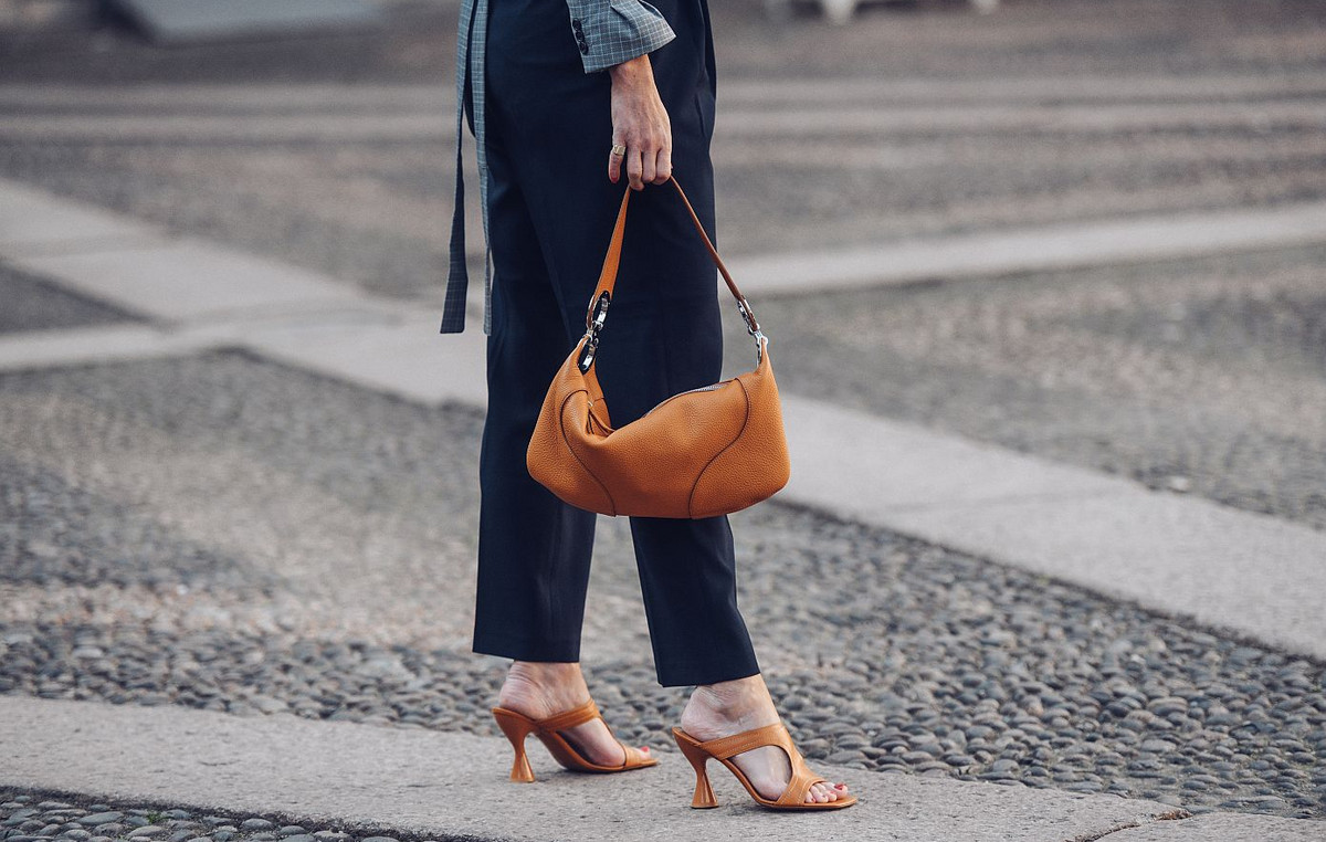 Flared heels: Το νέο shape στα τακούνια σέβεται τα πόδια μας και ...