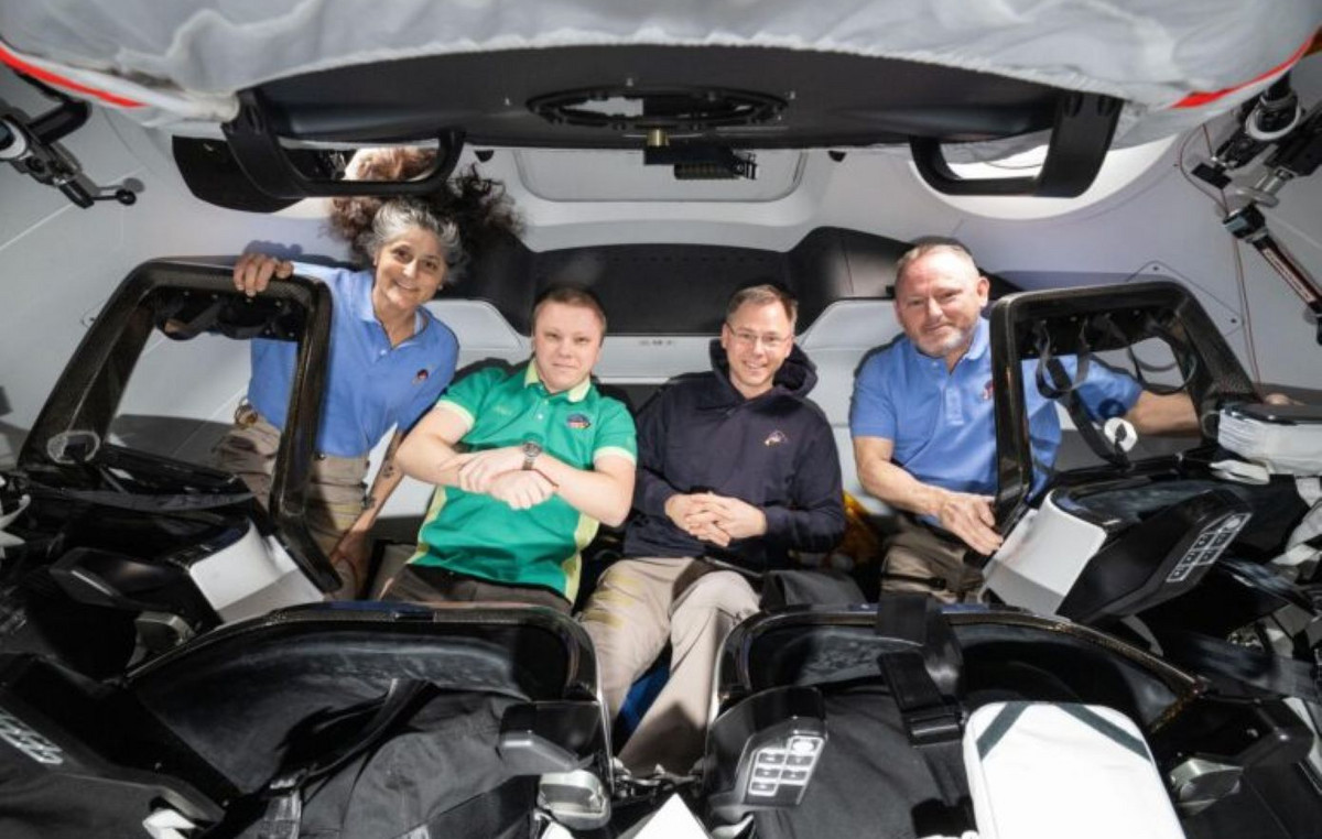 Returning to Earth after 9 months in space the "trapped" astronauts ...