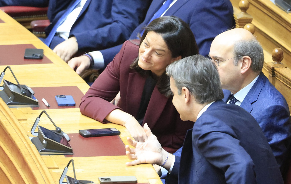 Αποκρυπτογραφώντας τον ανασχηματισμό: Γιατί δεν μετακινήθηκε η Κεραμέως ...