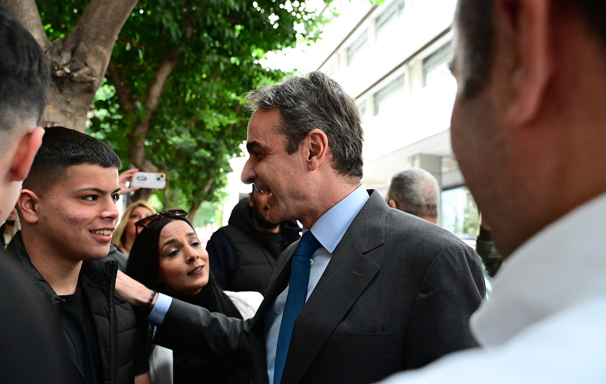 Ο διάλογος και τα γέλια Μητσοτάκη με νεαρούς την ώρα που έβγαινε από το ...