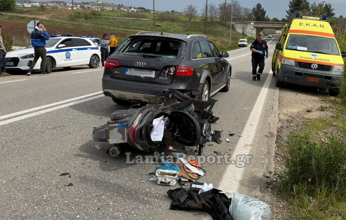 Λαμία: Σοβαρό τροχαίο με μηχανάκι – «Καρφώθηκε» πίσω από ΙΧ – Δείτε ...