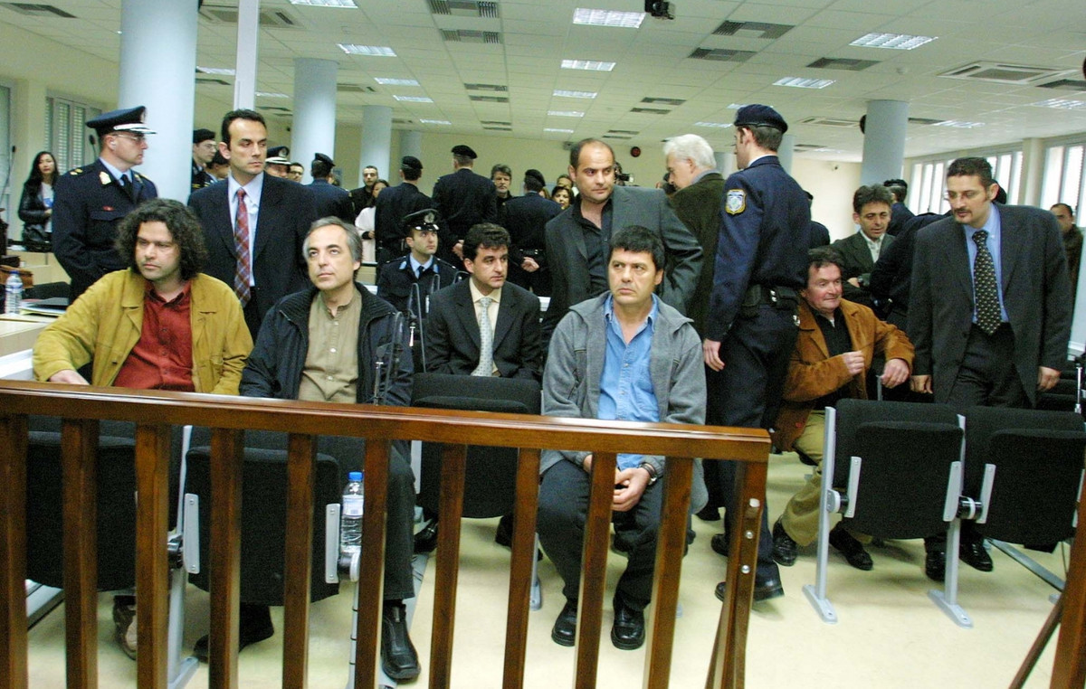 Σαν σήμερα 3 Μαρτίου: Ξεκινά η πολύκροτη δίκη της δίκη της «17 Νοέμβρη ...