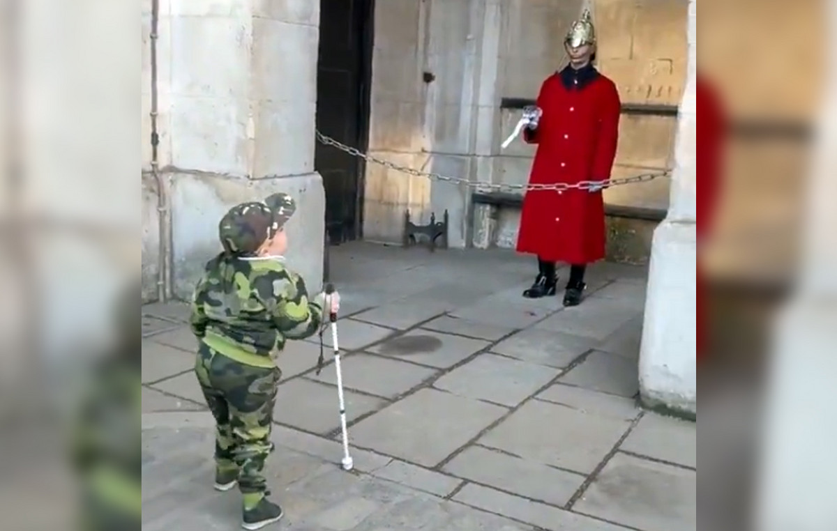 London: King's guard breaks the protocol for blind baby and moves ...