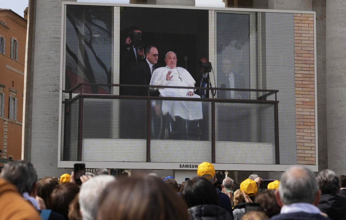 Pope Francis: His first public appearance from the hospital's balcony ...