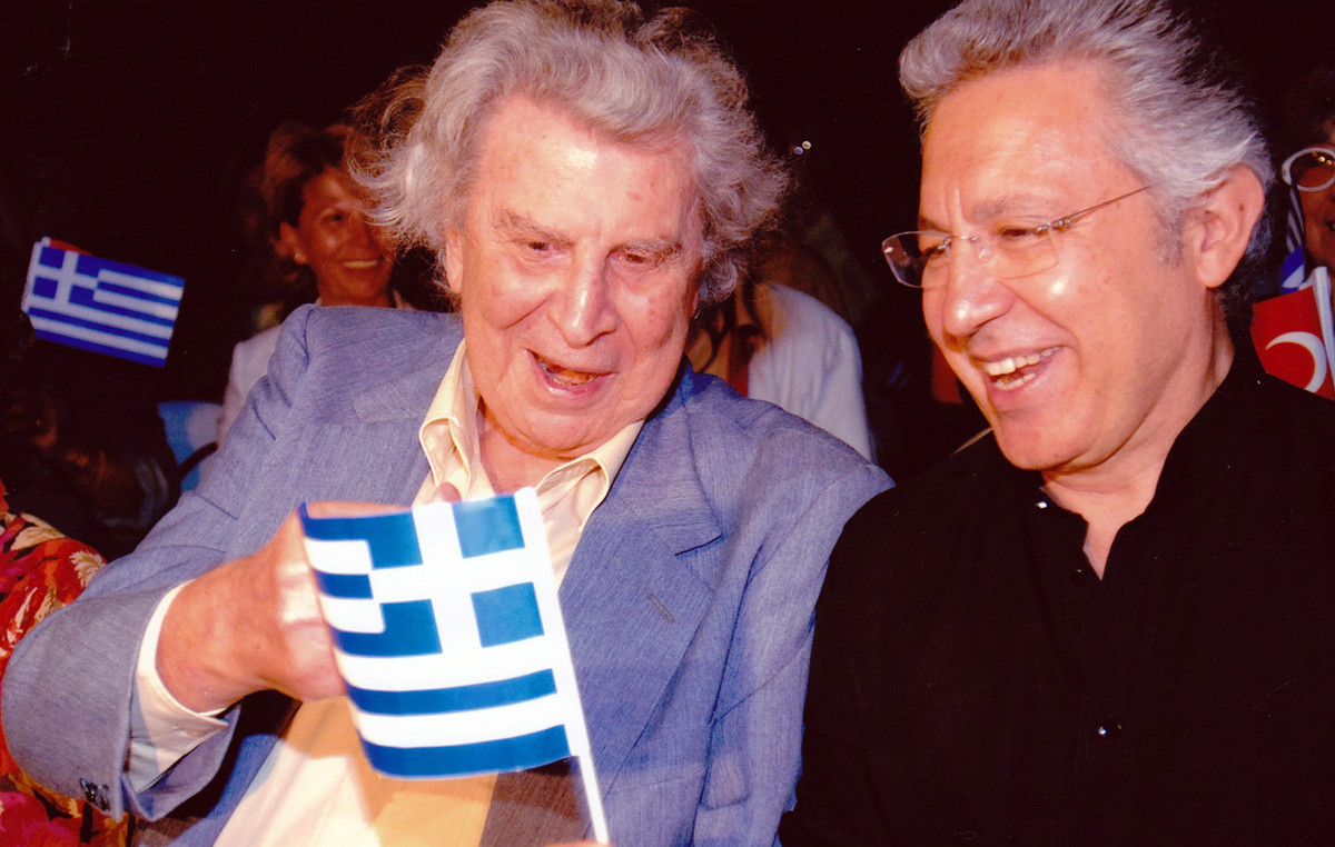 Μίκης Θεοδωράκης – Zulfu Livaneli: Η ελληνοτουρκική φιλία που δεν ...