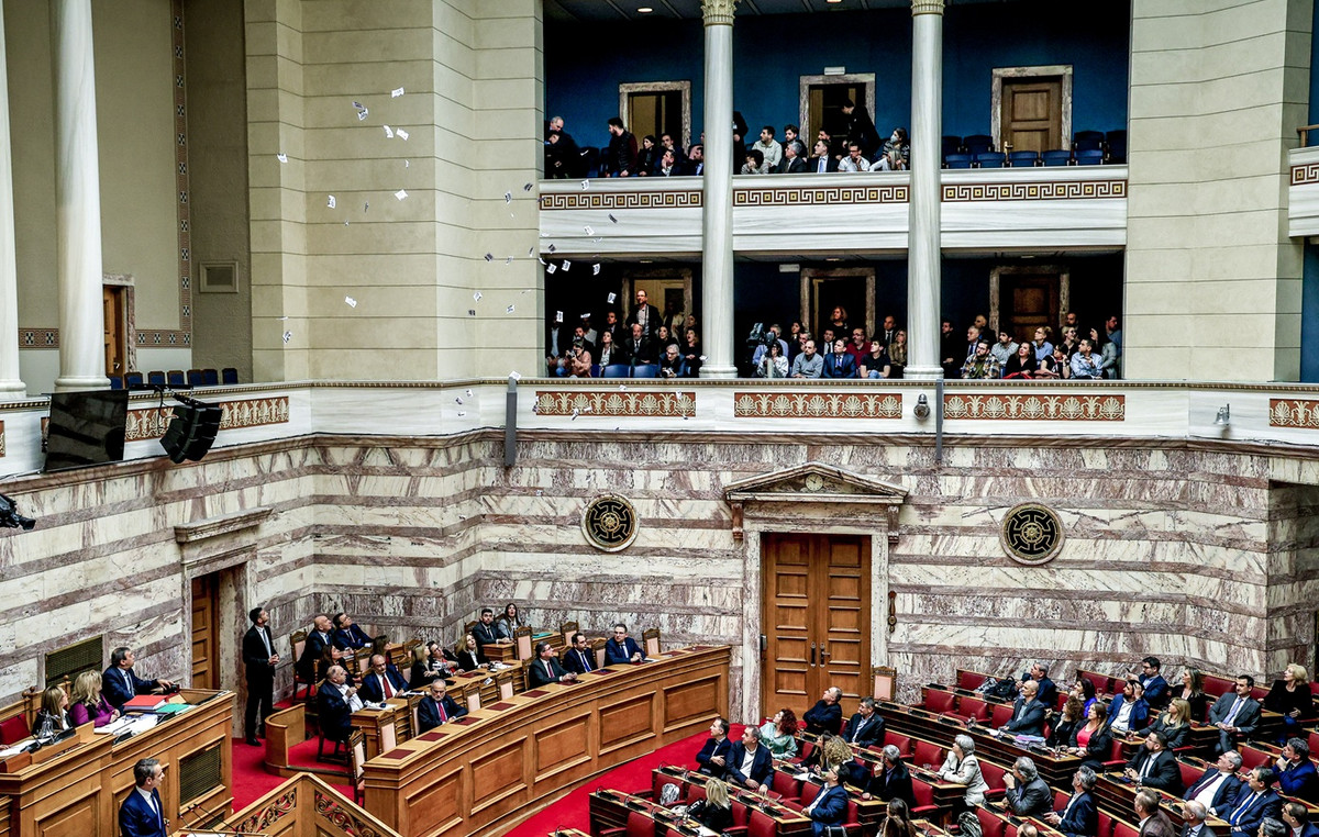 Μέλη της Νέας Αριστεράς οι νεαροί που πέταξαν φέιγ βολάν στη Βουλή κατά ...