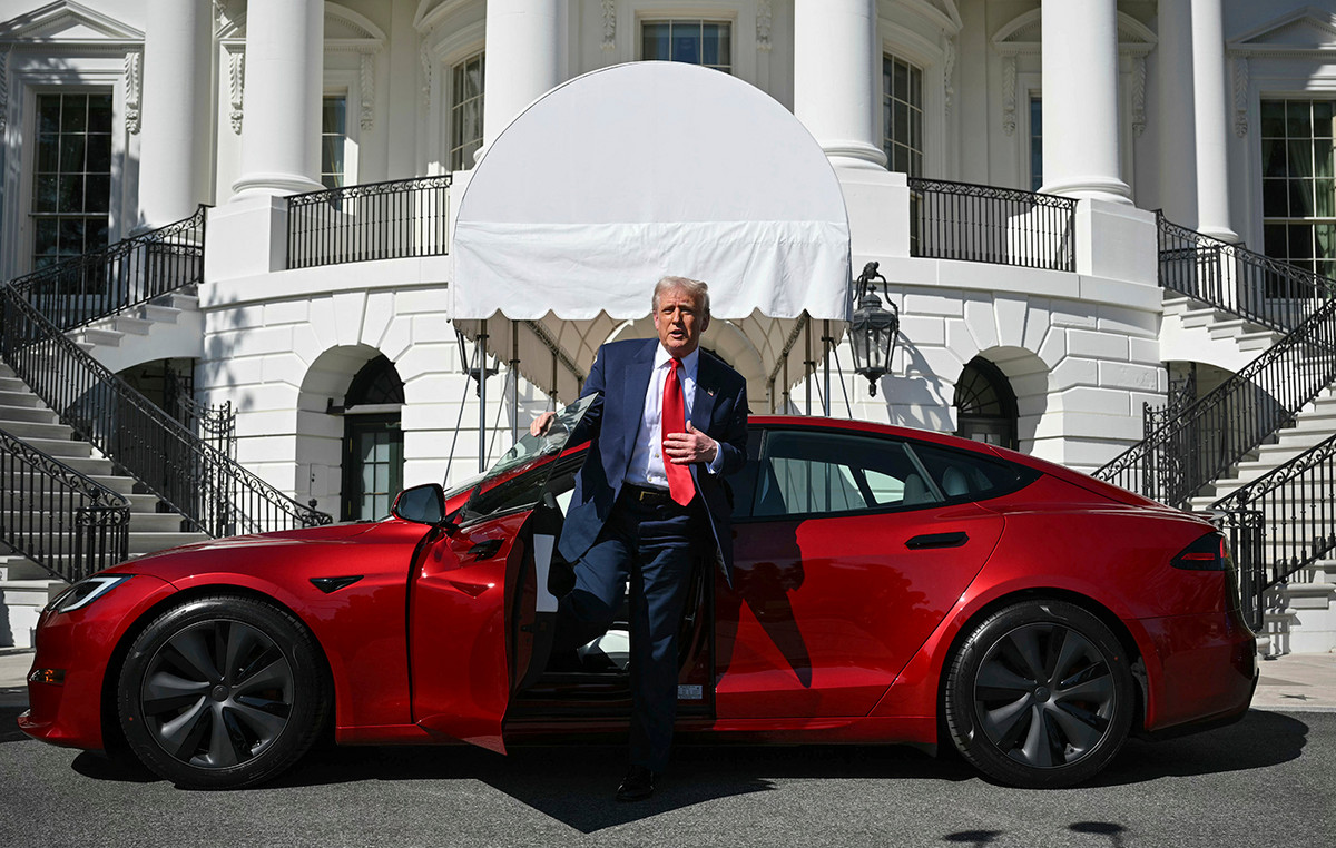 Trump advertises Tesla's cars outside the White House - "Terrorism Any ...