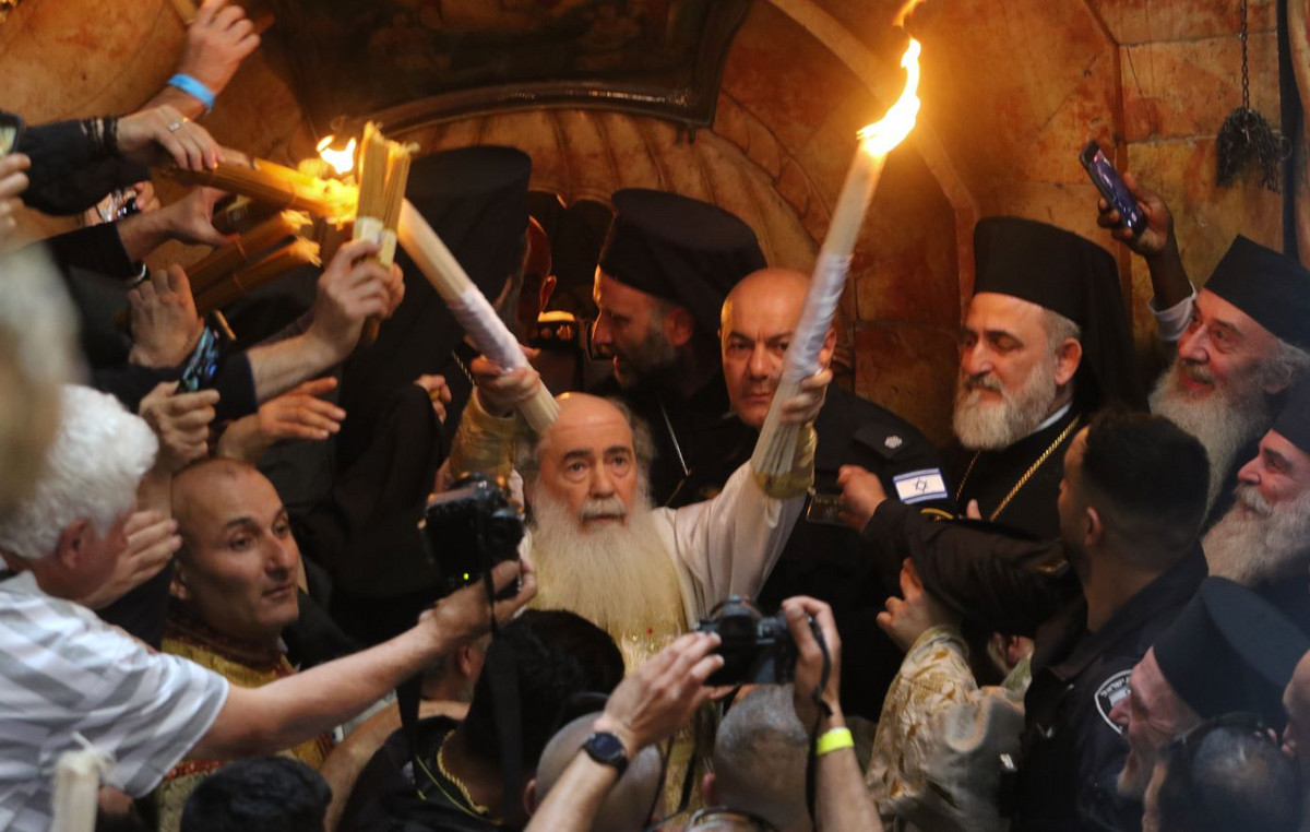 Το θαύμα του Αγίου Φωτός: Ολοκληρώθηκε η Τελετή Αφής από τον Πατριάρχη ...