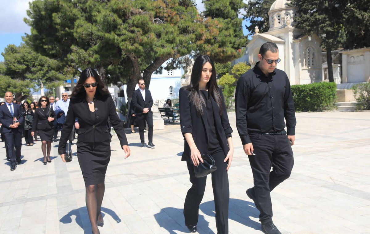Τι ζητά η Εύη Βατίδου από τους δημοσιογράφους μετά το μνημόσυνο του ...