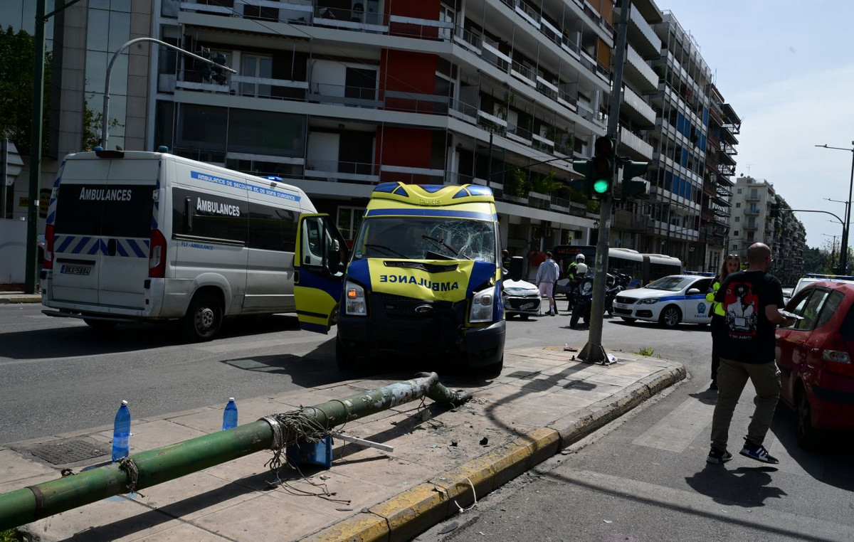 Σοβαρό τροχαίο στο κέντρο της Αθήνας: Ασθενοφόρο έπεσε σε κολώνα στη ...