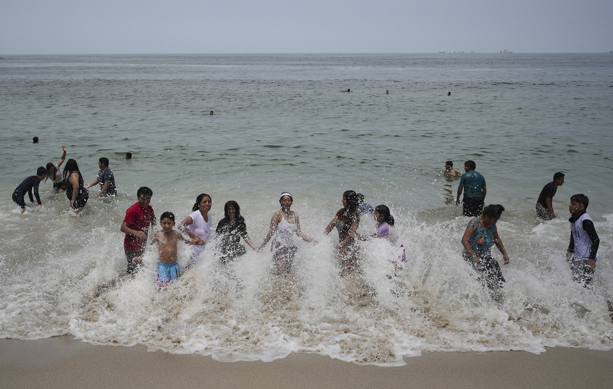 Authorities close more than 90 ports in Peru due to strong waves in the ...