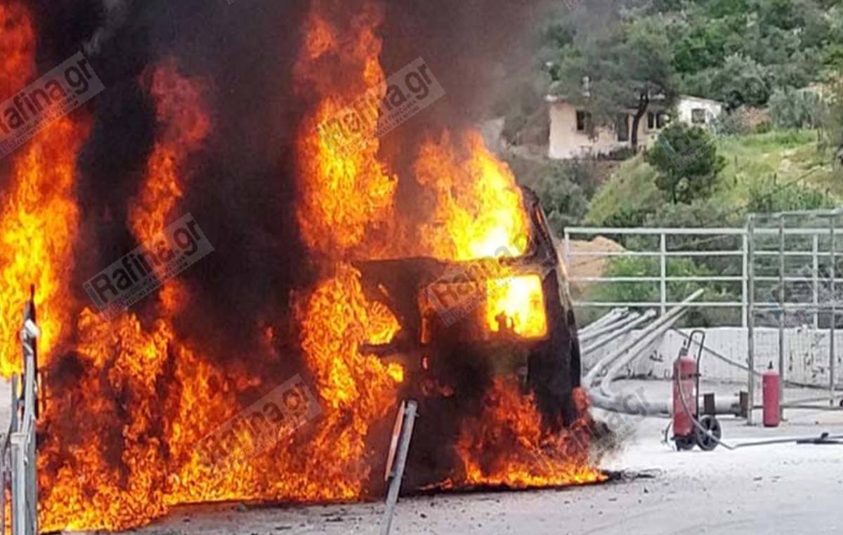 Ραφήνα: Βαν τυλίχθηκε στις φλόγες μέσα σε πρατήριο καυσίμων - Newsbeast