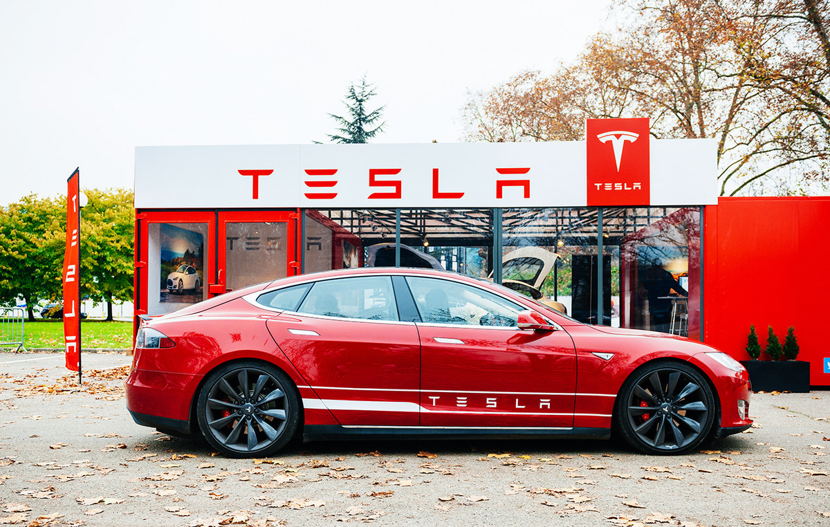 «Σκοτώνει» την Tesla η εμφάνιση του Έλον Μασκ στο προσκήνιο: Πέφτουν οι ...