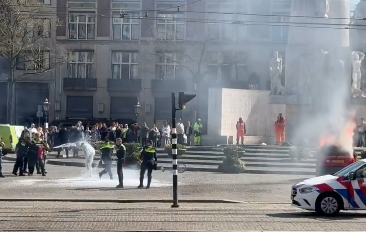 Car caught fire on a central street in Amsterdam after an explosion ...