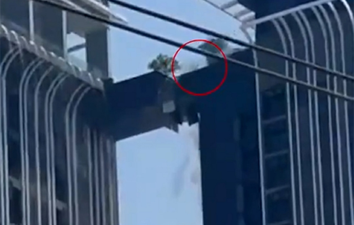The shocking moment that father jumps over 183 meters on a bridge that ...