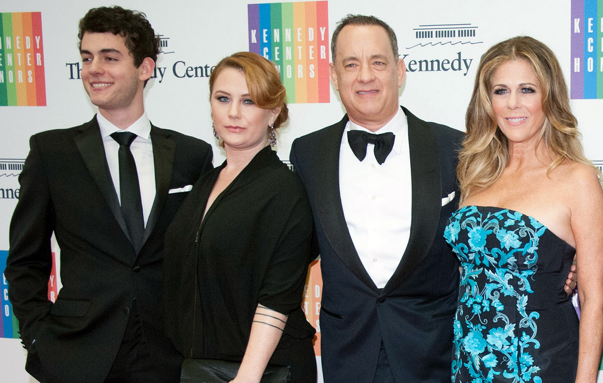 Η κόρη του Τομ Χανκς ξεσκεπάζει τα σκοτεινά παιδικά της χρόνια: «Βία ...