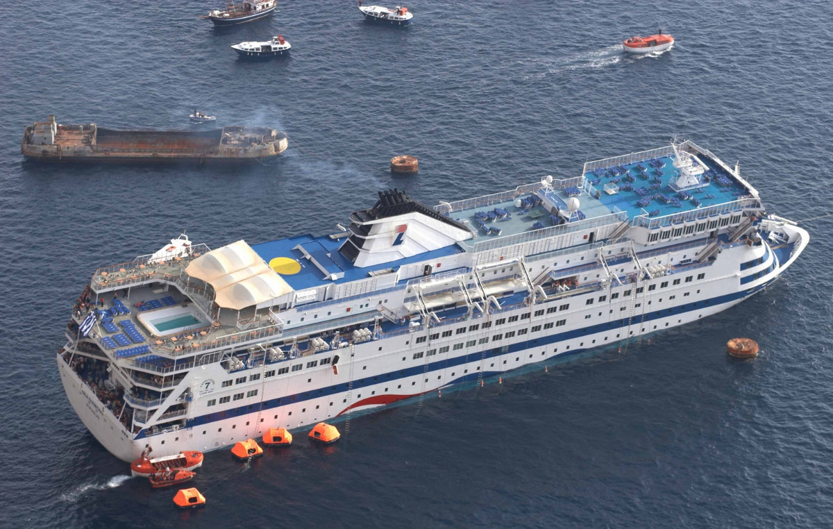 Σαν σήμερα 5 Απριλίου: Το Sea Diamond βυθίζεται στην Σαντορίνη – Οι δύο ...