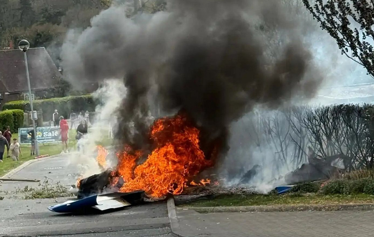 Britain Small Plane Crashed Into A Chimney And Crashed Into A Park