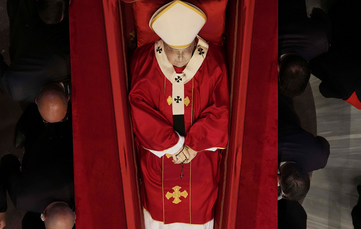 Funeral Pope: "Black Dress Under the Knee" - The Dress Code, all that the protocol imposes ...