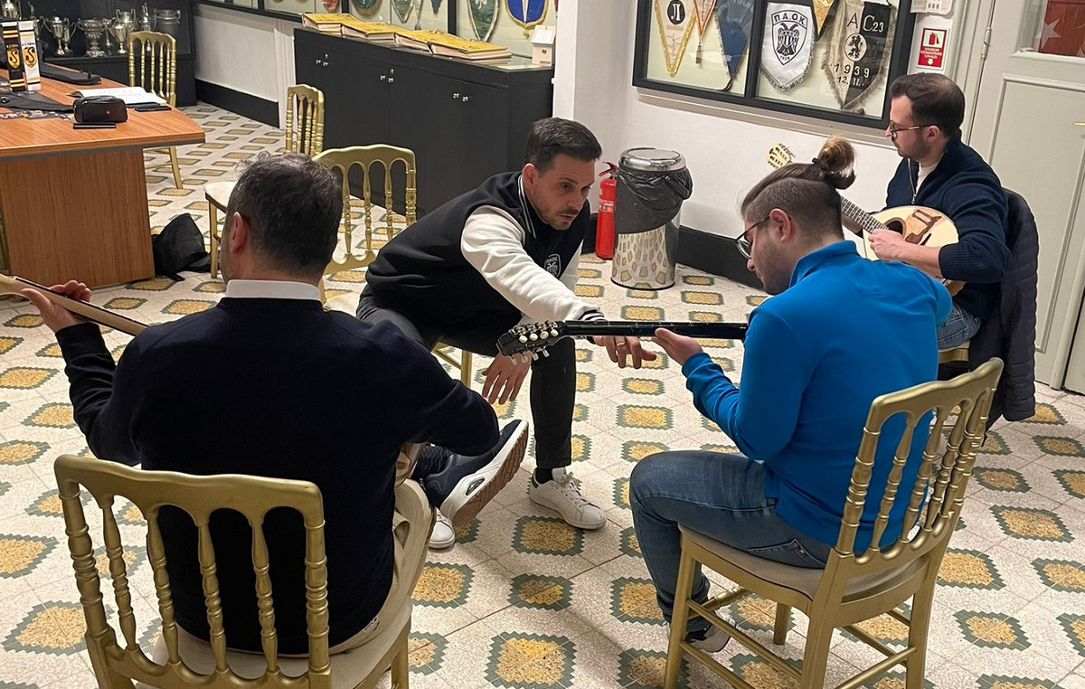 Greek musician Andreas Sarantidis who teaches the Turks Diplopenia ...