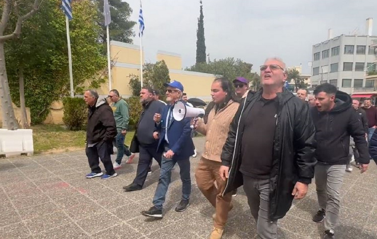 Ένταση με τους οδηγούς ταξί έξω από το Υποδομών και Μεταφορών ...