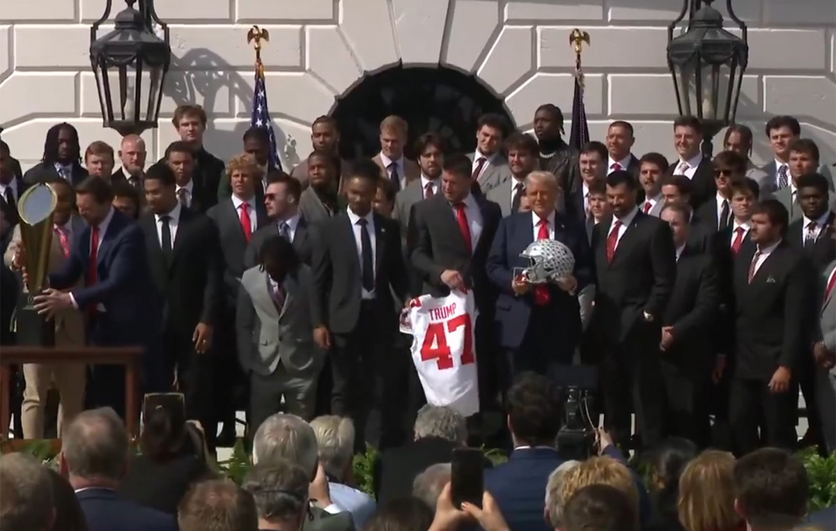 Embarrassment in White House: Jay Di Vance threw Ohio State trophy ...