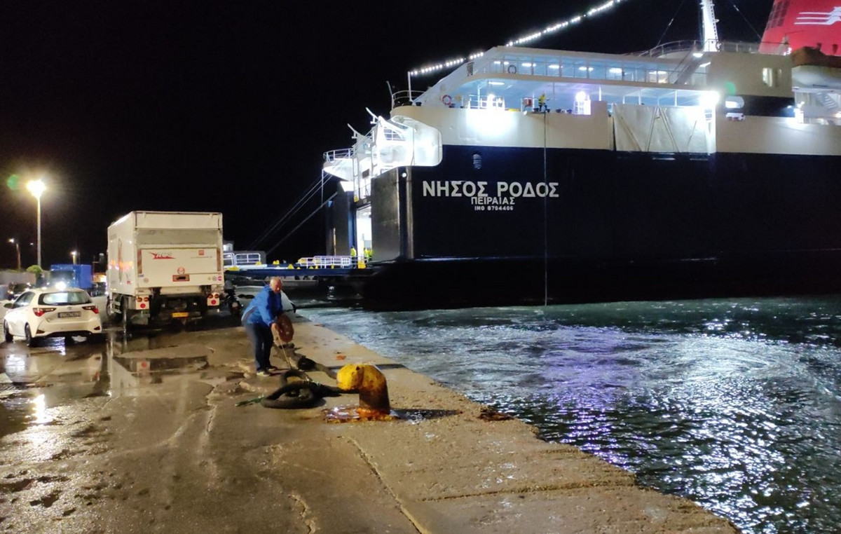 Θυελλώδεις άνεμοι παραλίγο να παρασύρουν το πλοίο «Νήσος Ρόδος» στη Χίο ...