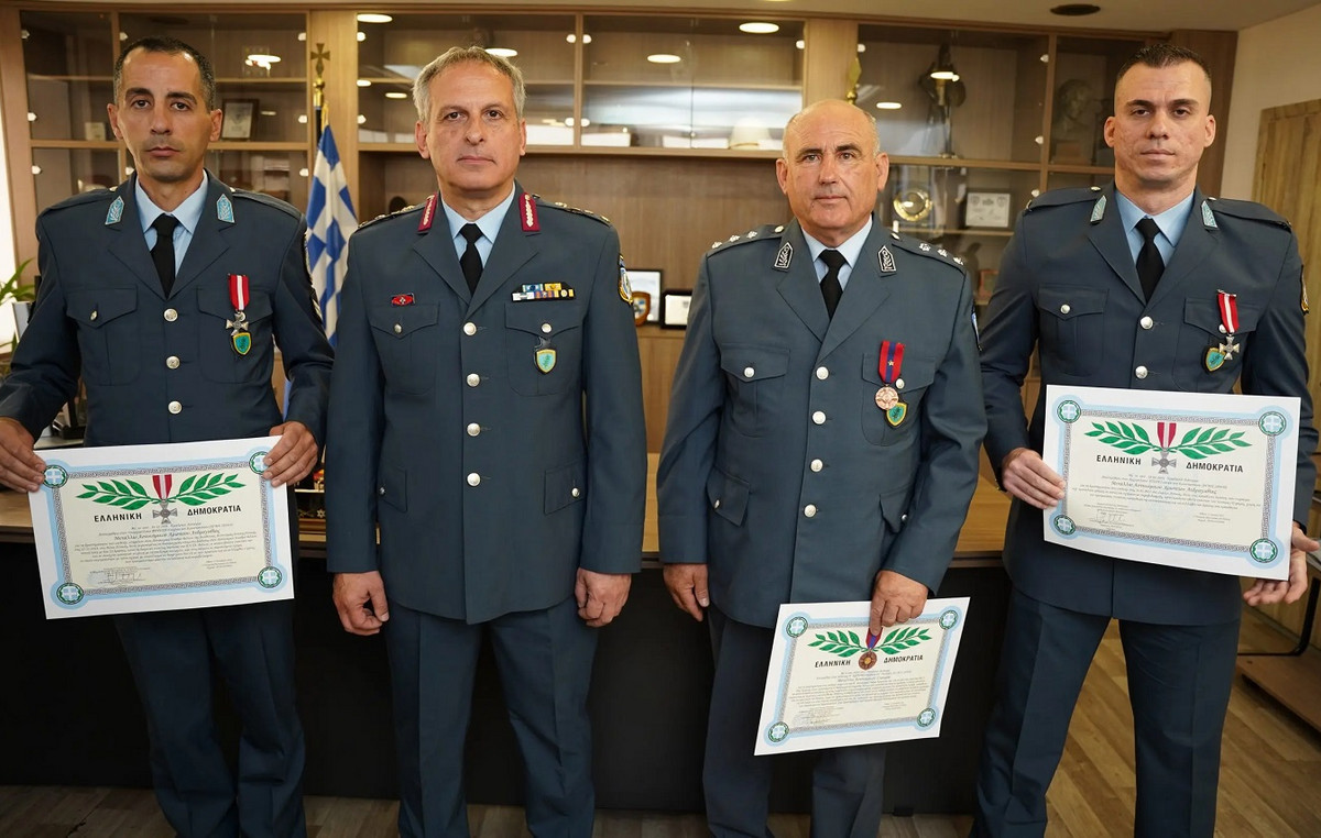 Βραβεύτηκαν στη ΓΑΔΑ τρεις αστυνομικοί για εξαίρετες πράξεις ...
