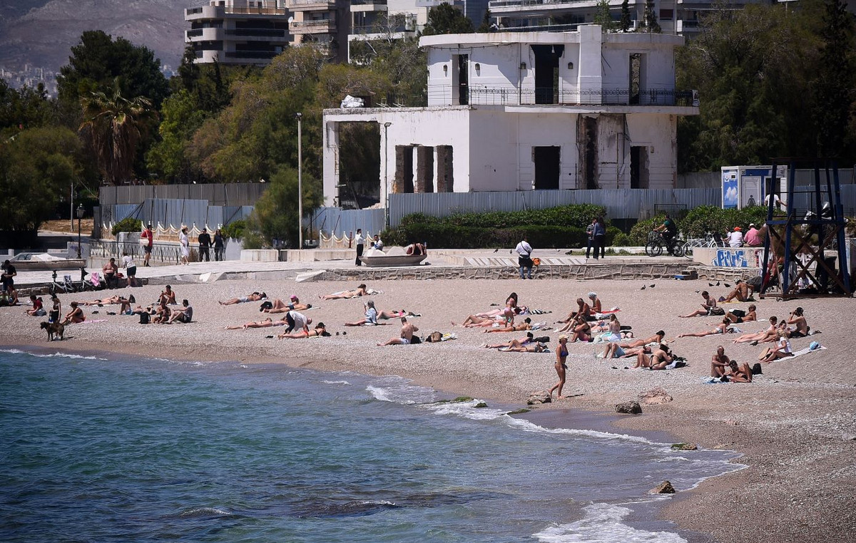 Πρώτη κυριακάτικη «έφοδος» των Αθηναίων στις παραλίες της Αττικής, με ...