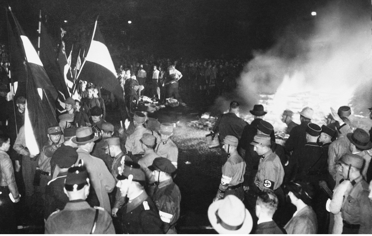 Σαν σήμερα 10 Μαΐου: Oι ναζί καίνε τα βιβλία του Αϊνστάιν, του Μαρξ και ...