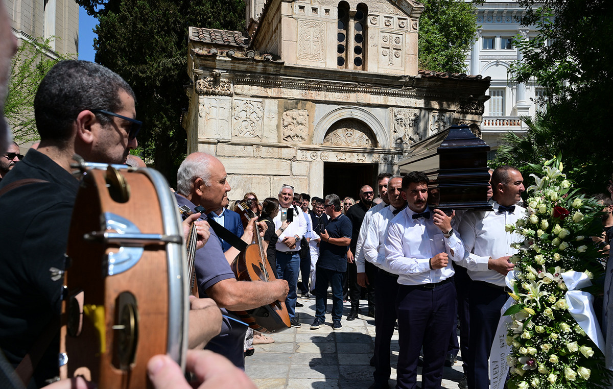 Το συγκινητικό «αντίο» στον Πετρολούκα Χαλκιά: Με κλαρίνα και ...