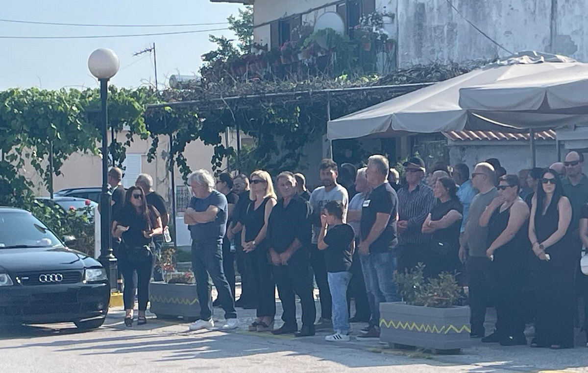 Θρήνος στην κηδεία του 14χρονου Σπύρου που πνίγηκε στον Άραχθο για να ...