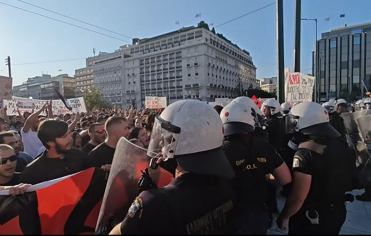 Συγκέντρωση υπέρ της Παλαιστίνης στο Σύνταγμα – Ισχυρή δύναμη των ΜΑΤ ...