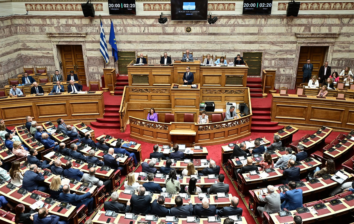 Ποιοι είναι οι 8 ανεξάρτητοι βουλευτές που ψήφισαν στη χθεσινή θυελλώδη ...