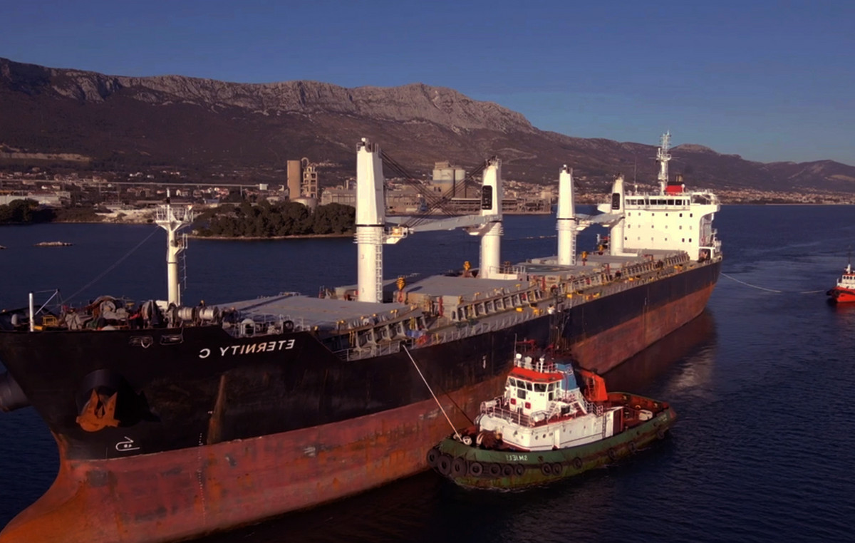 About 48 hours left in the water the Greek guard rescued by the attack ...