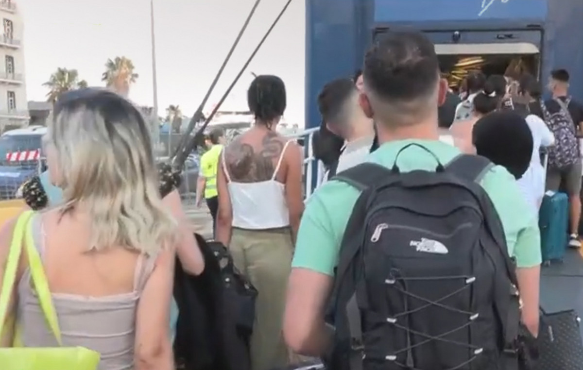 Η μεγάλη έξοδος του καλοκαιριού: Γεμάτα τα πλοία, ασφυξία στον Πειραιά - Newsbeast