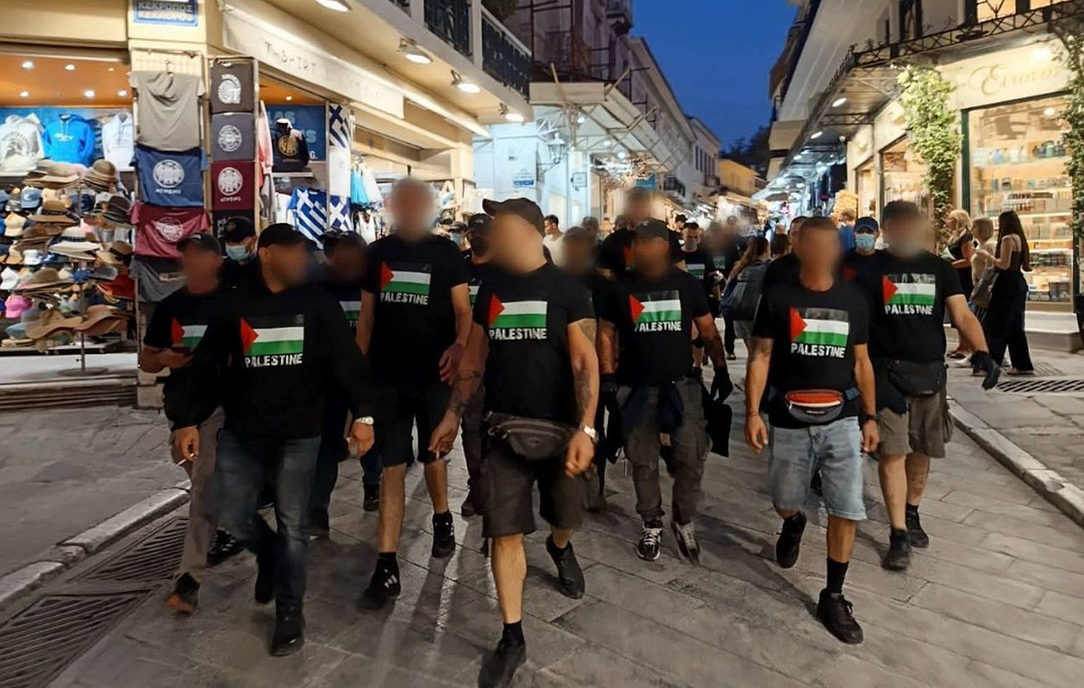 Μέλη του Ρουβίκωνα με μαύρα μπλουζάκια με τη σημαία της Παλαιστίνης ...