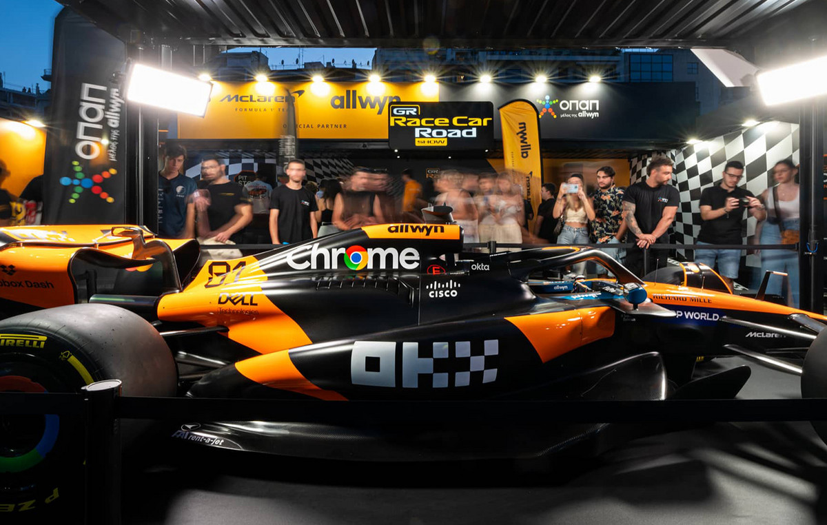 Ουρές για το showcar της McLaren F1 Team που έφερε ο ΟΠΑΠ στη ...
