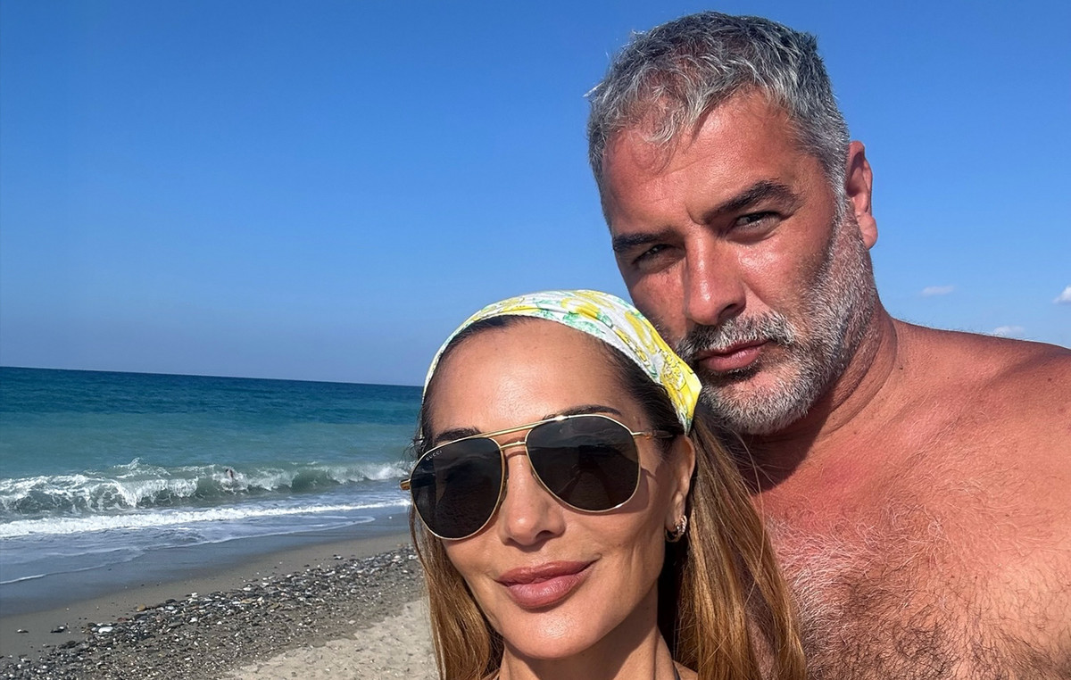 Η Δέσποινα Βανδή με τον Βασίλη Μπισμπίκη σε παραλία της Κρήτης: «Λίγο ...