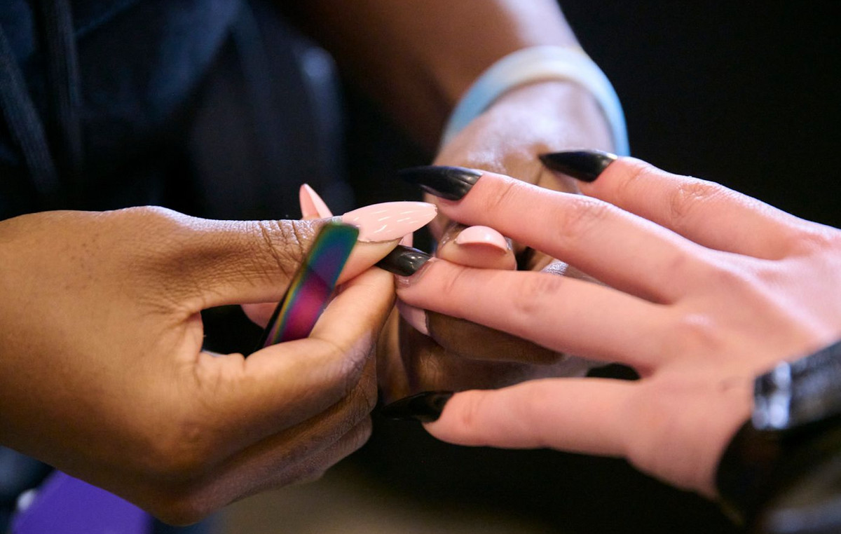 Press On Nails: Θέλετε μανικιούρ; Τα βάζετε- Δε θέλετε πια μανικιούρ ...