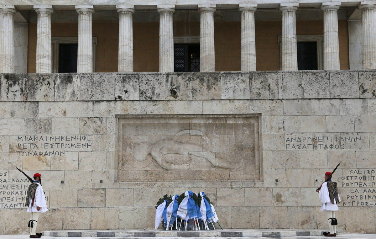 Τι συμβολίζει το Μνημείο του Άγνωστου Στρατιώτη: Η ιστορία και τι ...