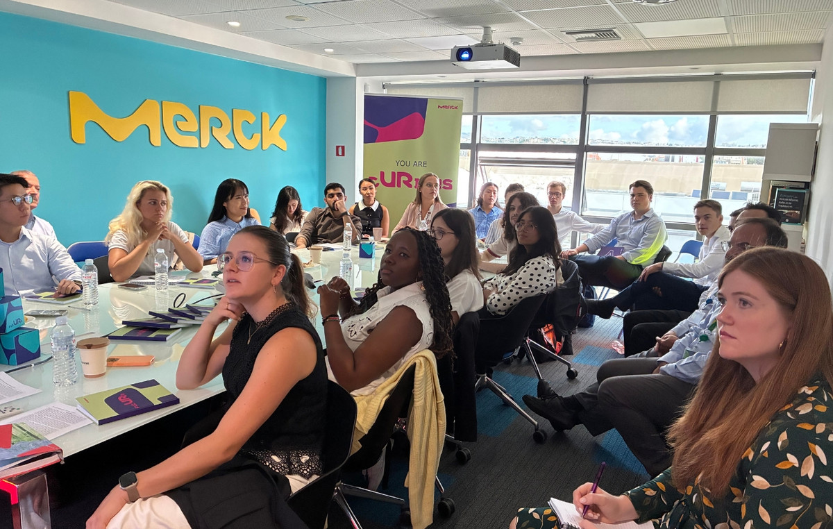 «FutURe» roundtable: Η Merck Ελλάδας βάζει στο μικροσκόπιο τις απόψεις ...