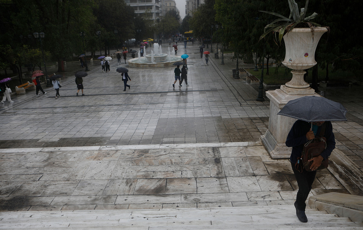 Κακοκαιρία εξπρές σε όλη σχεδόν τη χώρα – Βροχές από το μεσημέρι στην ...