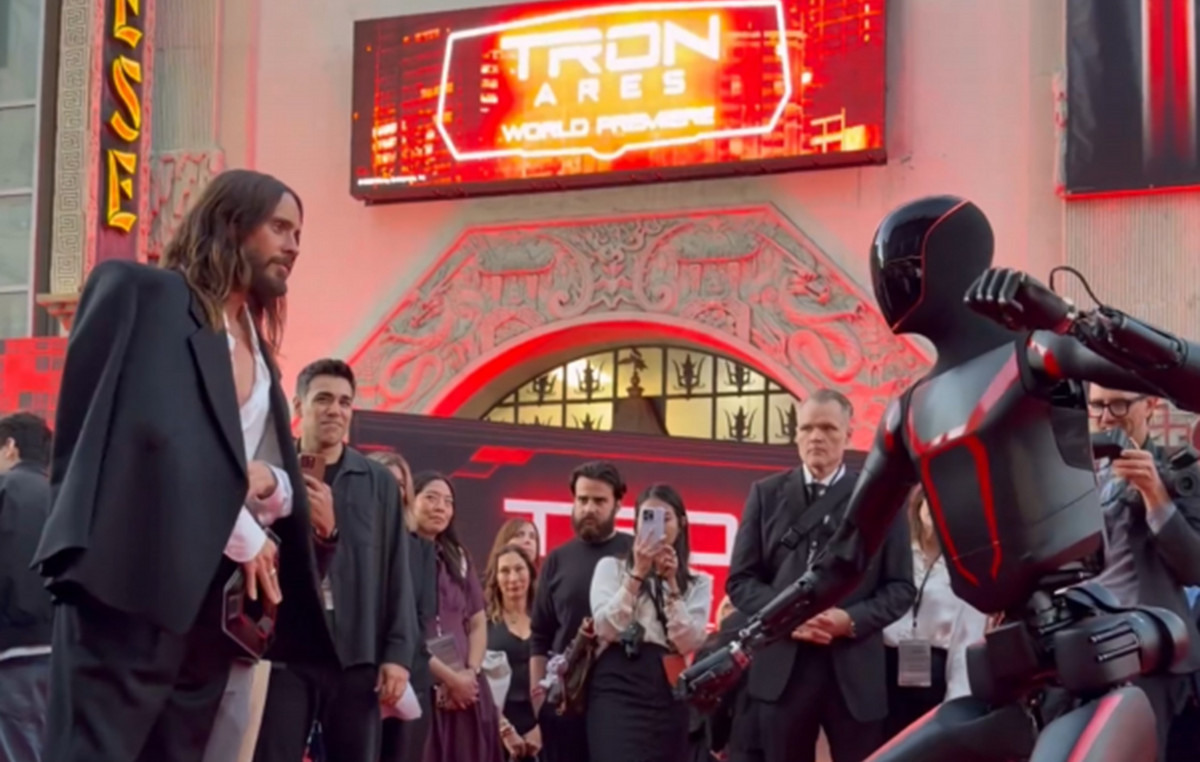 Ρομπότ της Tesla «μονομαχεί» με τον Τζάρεντ Λέτο στην πρεμιέρα του Tron ...