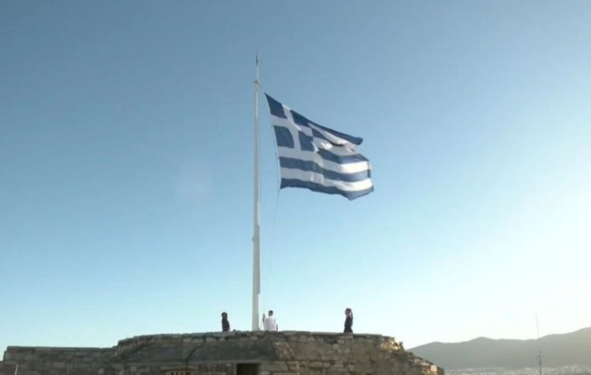 Έπαρση της σημαίας στην Ακρόπολη για την εθνική επέτειο της 28ης ...