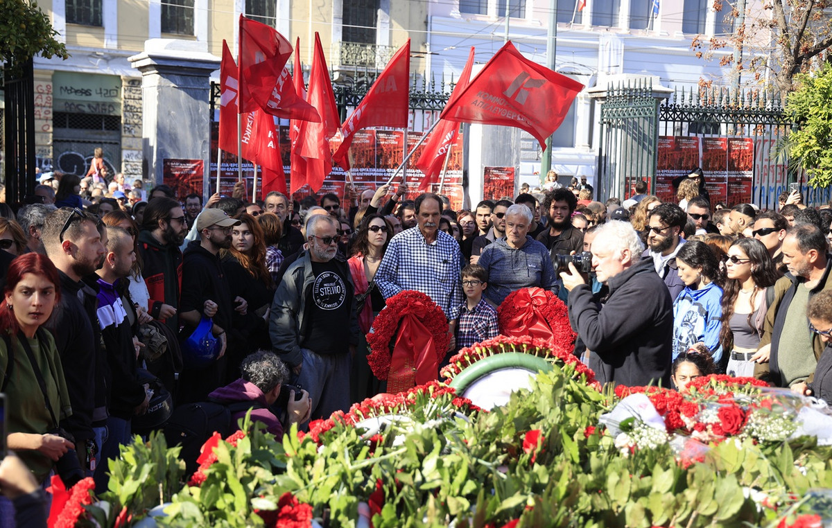ΚΚΕ και ΚΝΕ τίμησαν την επέτειο του Πολυτεχνείου: «Επίκαιρα τα μηνύματά ...