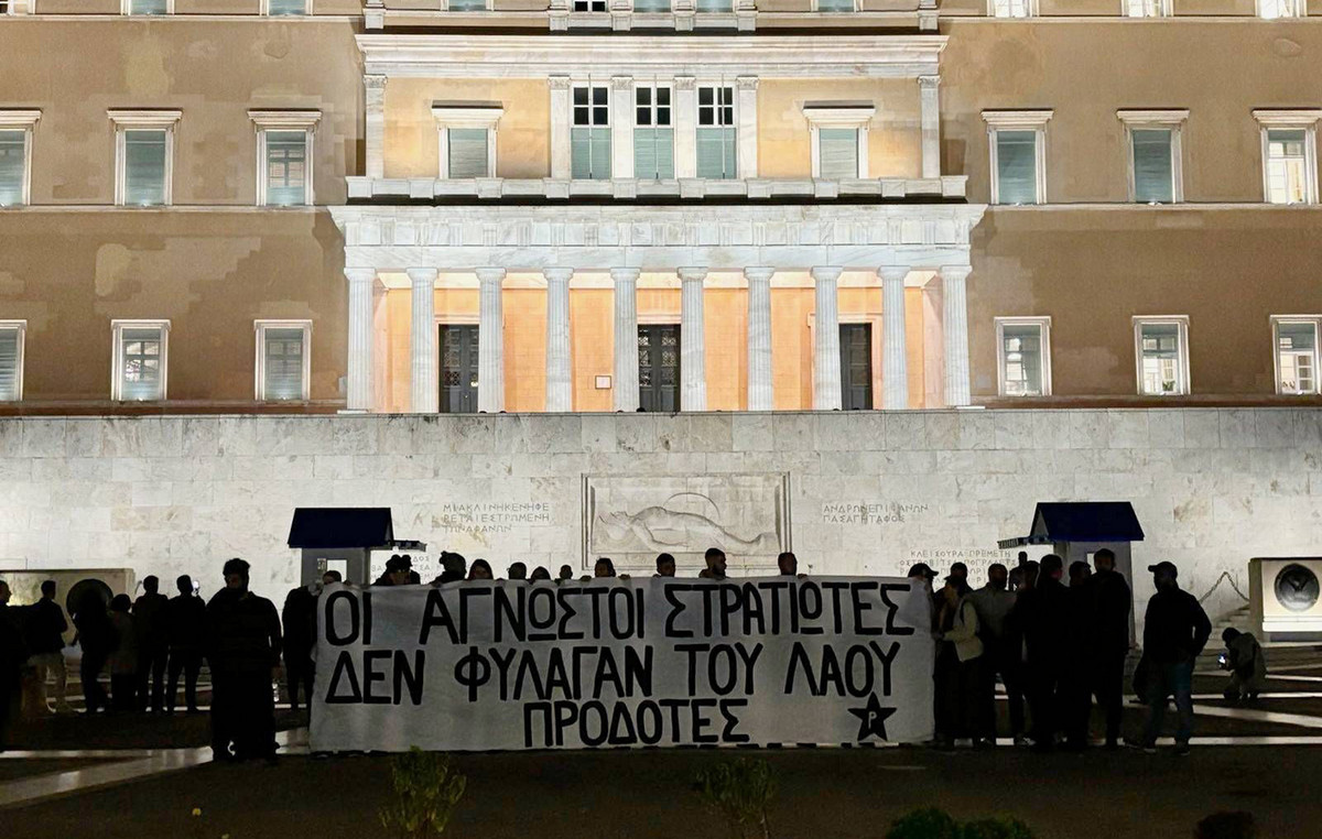 Παρέμβαση του Ρουβίκωνα μπροστά από το Μνημείου του Αγνώστου Στρατιώτη ...